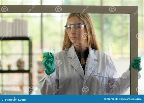 科学实验室化学实验室的女性 库存照片 图片 包括有 纵向 实验 化学制品 范例 医生 专业人员 202720444