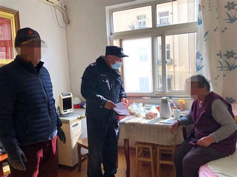 青岛一独居老人在家摔倒 民警及时伸援手 半岛网