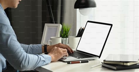 작업 공간에서 빈 화면이 있는 노트북 컴퓨터에서 작업하는 사업가의 측면 모습 사진 Unsplash의 빈 화면 이미지