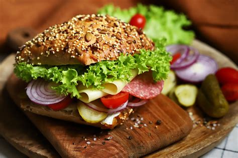 살라미 소시지 치즈 및 야채를 곁들인 식욕을 돋우는 샌드위치 건강한 식생활에 대한 스톡 사진 및 기타 이미지 건강한 식생활 고기 노랑 Istock