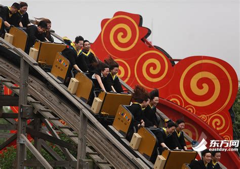 汇思想 疯狂毕业派对！大学生穿学士服坐过山车