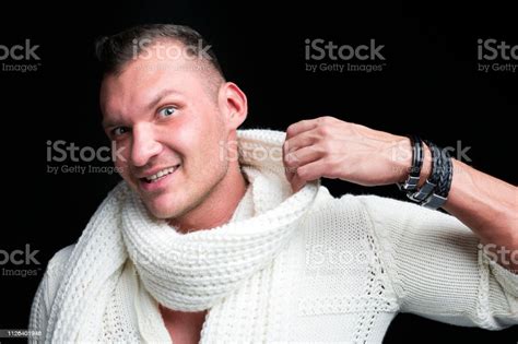 흰색 스웨터와 스카프 어두운 스튜디오 배경에 고립 된 젊은 잘생긴 남자의 초상화 경영자에 대한 스톡 사진 및 기타 이미지