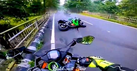 Kawasaki Ninja ZX 10R Rider In India Fails To Take A High Speed Corner