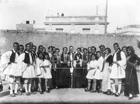 ΑΝΔΡΕΣ ΓΥΝΑΙΚΕΣ ΚΑΙ ΝΕΑΡΑ ΚΟΡΙΤΣΙΑ ΤΟΥ ΛΥΚΕΙΟΥ ΕΛΛΗΝΙΔΩΝ ΜΕ ΠΑΡΑΔΟΣΙΑΚΕΣ ΕΝΔΥΜΑΣΙΕΣ Archive