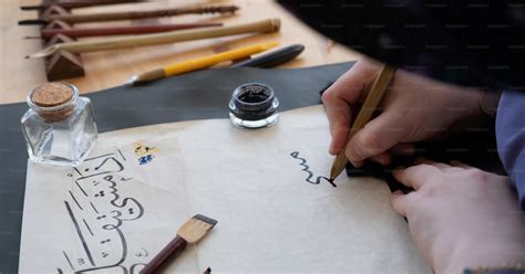 사람이 종이에 쓰고 있다 사진 Unsplash의 펜 이미지