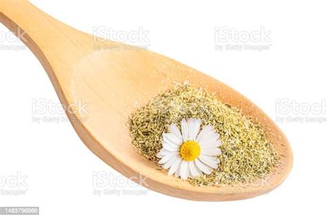 마른 카모마일 차 꽃잎은 흰색 배경에 분리된 나무 숟가락에 있다 0명에 대한 스톡 사진 및 기타 이미지 0명 건강관리와