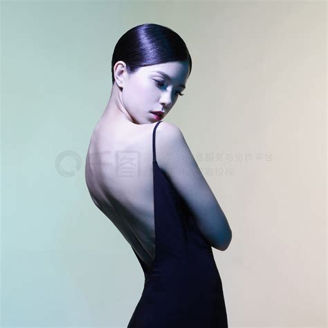 背景高清图片塑造美丽的妇女演播室画象黑礼服的在五颜六色的背景亚洲美女人像图片免费下载格式4872像素编号38840196 千图网