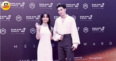 金曲36／陳明珠淺色禮服性感小露背 3度搭檔黃偉晉主持紅毯 娛樂 Ctwant