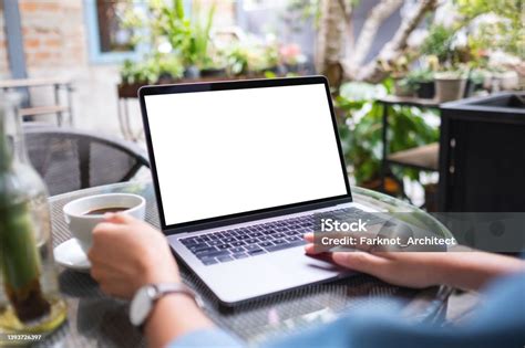 야외에서 커피를 마시면서 빈 흰색 데스크톱 화면이 있는 노트북 컴퓨터에서 사용하고 작업하는 여성의 모형 이미지 노트북에 대한 스톡 사진 및 기타 이미지 Istock