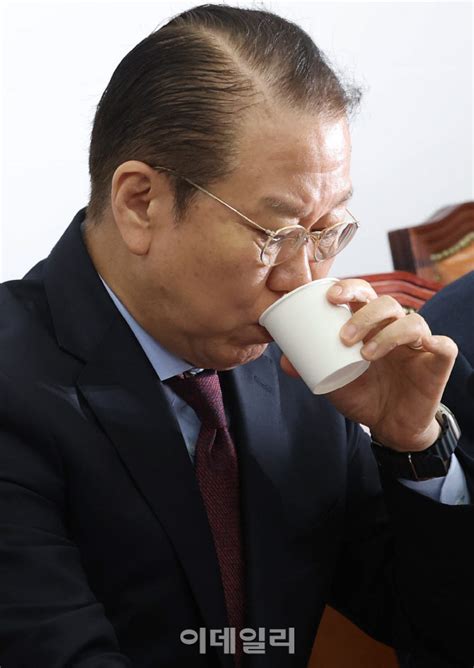 이데일리 정치 포토 포토 비대위 `물 마시는 권영세 비대위원장` Zum 뉴스