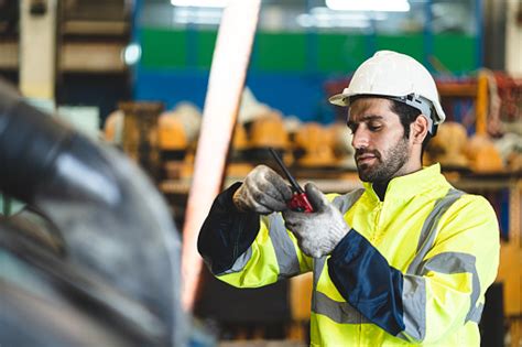 산업 공장의 유지 보수 건설 장비에 종사하는 안전 하드 모자를 가진 전문 기술자 엔지니어 생산 기술의 제조 직업 직업을 가진 검사 남자 25 29세에 대한 스톡 사진 및
