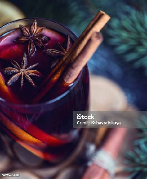 향신료와 감귤 류의 과일 유리 크리스마스 뜨거운 Mulled 와인 계 피 아니 스 및 오렌지 Mulled 와인입니다 0명에 대한