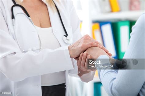그녀의 여성 환자를 안심 하는 의사의 손입니다 의료 윤리와 신뢰 개념입니다 악수 손 근접 촬영 개념에 대한 스톡 사진 및 기타 이미지 Istock