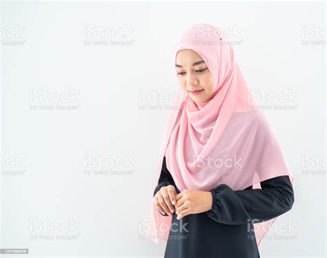 회색 배경에 고립 된 혼합 포즈와 제스처와 비즈니스 복장과 히잡을 입고 아시아 아름다운 무슬림 젊은 여성의 절반 길이 초상화