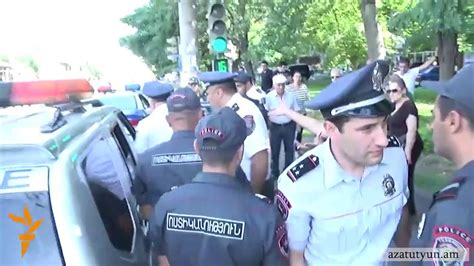 Քաղաքացիներին նստեցնում են ոստիկանական մեքենա Youtube