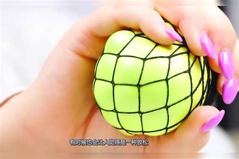 作死老外用1000度的刀切发泄球，会怎样？网友 强迫症表示很舒服