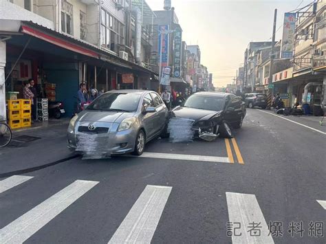 影 高雄碰碰車 轎車疑超車不當連環追撞四汽機車
