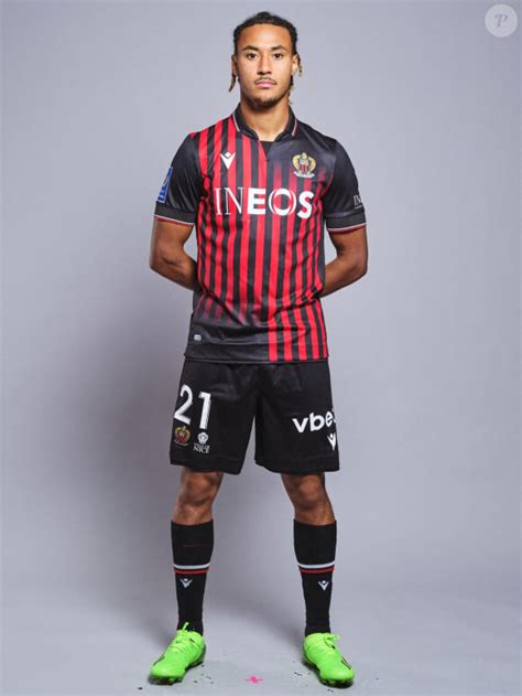 Ogc Nice Le Footballeur Alexis Beka Beka Menace De Sauter Dun Pont