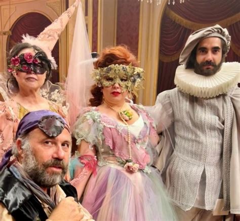 Elenco surge caracterizado para baile de máscaras nos bastidores de