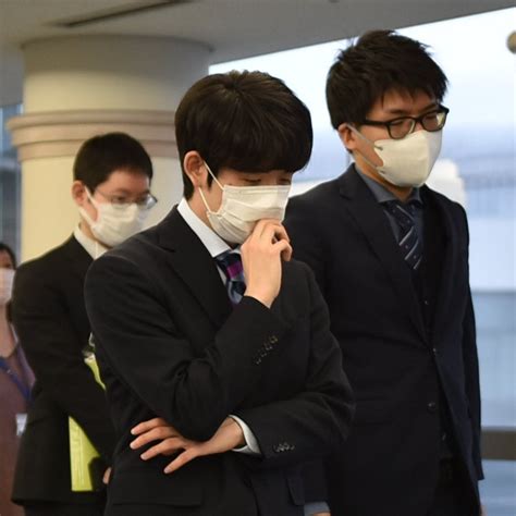 村瀬信也 On Twitter 朝日杯将棋オープン戦、藤井聡太竜王は増田康宏六段との対局後、ご覧のポーズで考え込みながら大盤解説会に向かっ