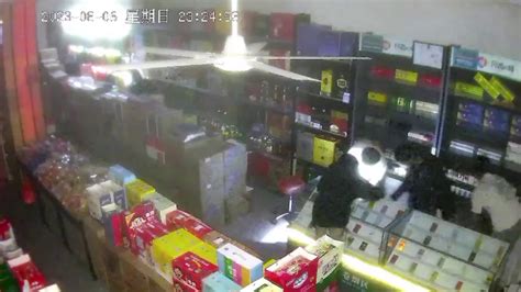 用石头暴力砸门盗窃，猖狂犯罪团伙落网凤凰网视频凤凰网