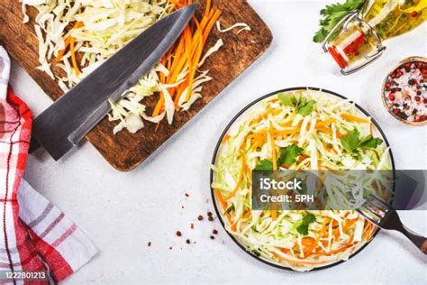 흰색 부엌 테이블 배경에 요리 하는 재료와 흰색 양배추 샐러드 Coleslaw 맨 위 보기 복사 공간 갈기갈기 찢어진에 대한 스톡 사진 및 기타 이미지 Istock