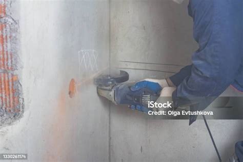 작업자가 전기 콘센트에 전기 케이블을 놓기 위해 분쇄기로 벽의 구멍을 잘라 건설 기계류에 대한 스톡 사진 및 기타 이미지 건설 기계류 건설 산업 구멍 Istock