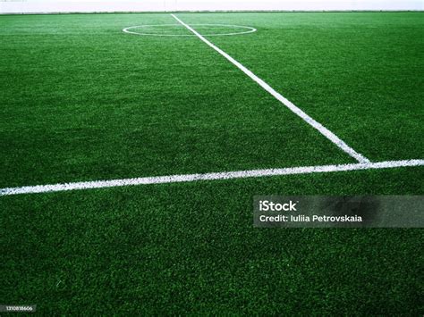 녹색 잔디에 축구장의 표시 흰색 선은 12cm 또는 너비 5 인치 이하입니다 축구장 지역 축구에 대한 스톡 사진 및 기타 이미지