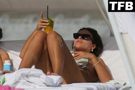 Brooks Nader Relaxes On The Beach In Miami 9 Photos Thefappening