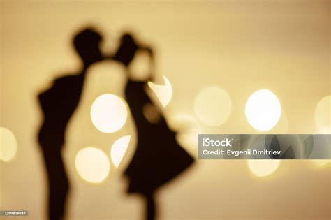 남자와 여자 키스 실루엣을 흐리게 발렌타인 데이 인사말 카드 공간을 복사합니다 2명에 대한 스톡 사진 및 기타 이미지 2명