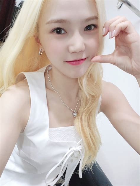 Oh My Girl Community Post 방 학 숙 제 😔😔😔😔😔😔😔😔 아니 방학이 얼마 남지않았다 잔소리