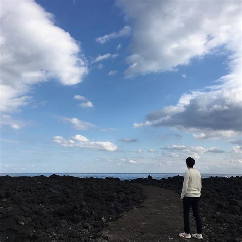 Donghun 발견發見 제주 표선 등대 2022115 토 바다 가까이 나갔다 넘실댄다라는 말을 오래도록 생각했다 갯바위 보다 높은 곳에서 바다는