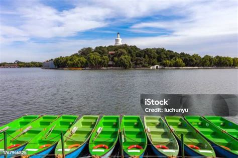 Pagoda Putih Ikonik Dan Kapal Pesiar Di Danau Di Beihai Park Beijing
