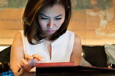 고급 스러운 레스토랑에서 디지털 태블릿을 사용 하는 여자 Brand Name Online Messaging Platform에 대한 스톡 사진 및 기타 이미지 Brand