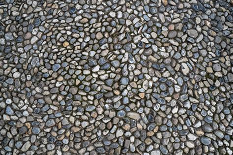 회색 자갈 바닥 배경은 다른 모양의 둥근 돌 돌과 자갈의 질감의 관점보기 돌 포장도로가 있는 거리 포장 된 돌이 늘어선 바닥 0명에 대한 스톡 사진 및 기타 이미지 Istock