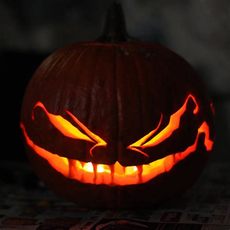 Kürbis schnitzen zu Halloween Schaffen Sie eine festliche Stimmung