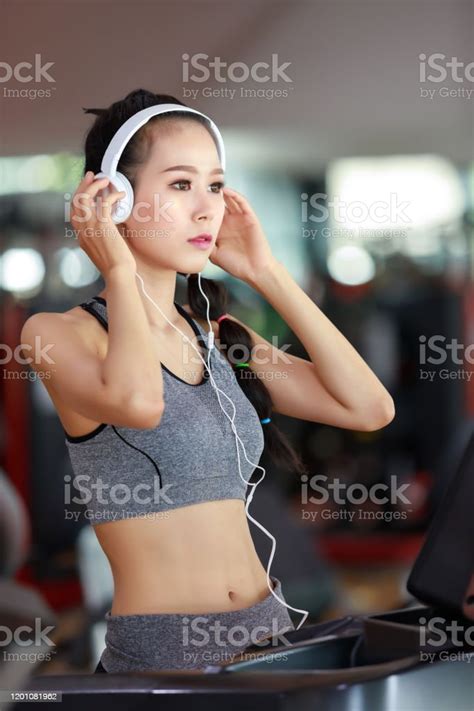 피트니스 체육관에서 헤드폰 심장 운동을 착용 하는 피트 니스 여자 가냘픈에 대한 스톡 사진 및 기타 이미지 가냘픈 건강한