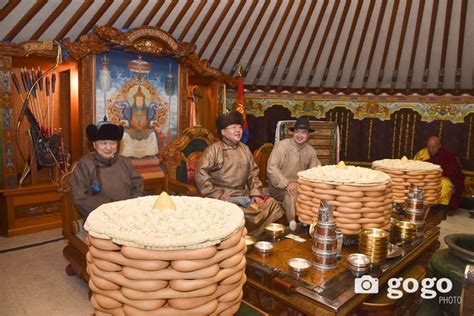 Есөн хөлт цагаан туганд хүндэтгэл үзүүлж Төрийн золголт хийлээ