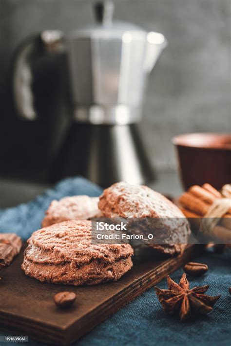 초콜릿 쿠키 커피와 컵 모카 냄비 계피 스틱 파란색 냅킨에 스타 아니스 복사 공간이있는 어두운 배경 0명에 대한 스톡 사진 및 기타 이미지 Istock