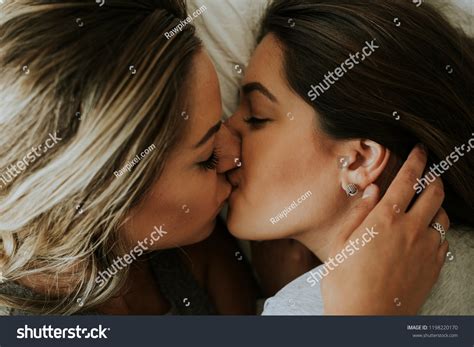 1 849件の「lesbians Kissing Bed」の画像、写真素材、ベクター画像 Shutterstock