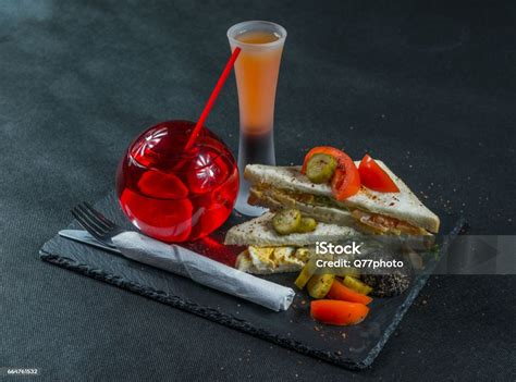 두 음료 두 샌드위치 슬라이스 계란 오이 피 클 마요네즈 Salat 크림 토마토 상 추와 흰 빵에 구성 된 설정 0명에 대한