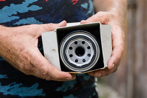 자동차 오일 필터입니다 워크샵에서 자동차 수리에 대 한 예비 부품입니다 장소자동차 워크샵입니다 교통수단에 대한 스톡 사진 및 기타 이미지 Istock