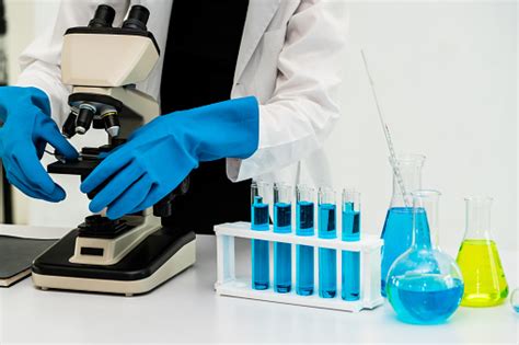 화학 실험실에서 일하고 생화학 실험실 샘플을 검사 하는 젊은 여성 과학자 과학 기술 의학 연구 및 개발 연구 개념 Dna에 대한 스톡 사진 및 기타 이미지 Istock