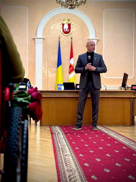 Мэр Одессы вручил ветерану ВСУ участнику Игр непокоренных почетную