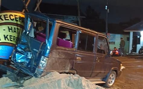 Diduga Mogok Di Jalur Perlintasan Kereta Api Minibus Tersenggol Kereta