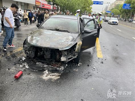 校门口一辆轿车自燃 消防紧急扑救我苏网