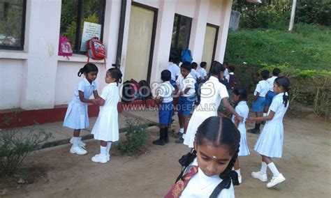 විදුහල්පති යතුර අරන් ගෙදර ගිහින් ගුරුවරු දරුවන් මිදුලේ Lankadeepa