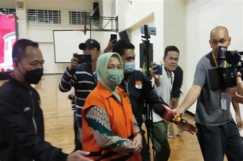 KPK Tahan Den Yealta Tersangka Korupsi Cukai Rokok Di Tanjungpinang