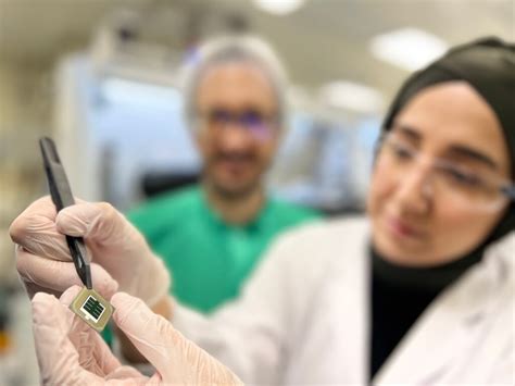 Confirman una célula solar en tándem de perovskita silicio de KAUST con una eficiencia del