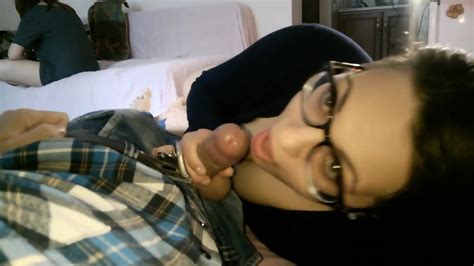 Sexo Oral De La Novia Mientras La Hermana Juega